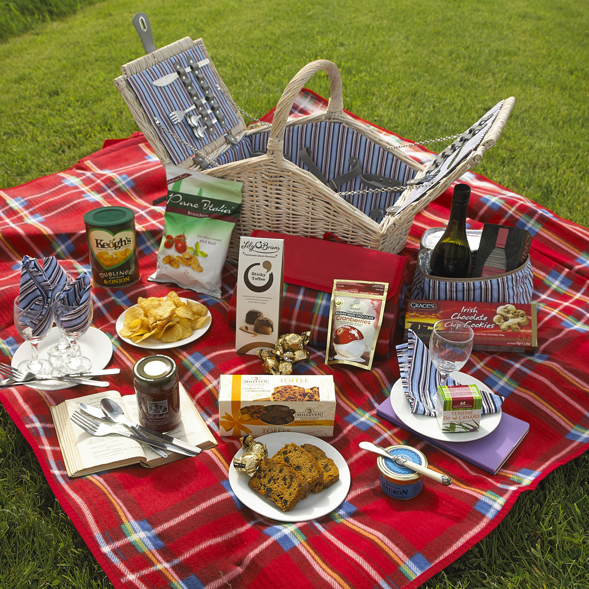 Traditional Classic Picnic Hamper